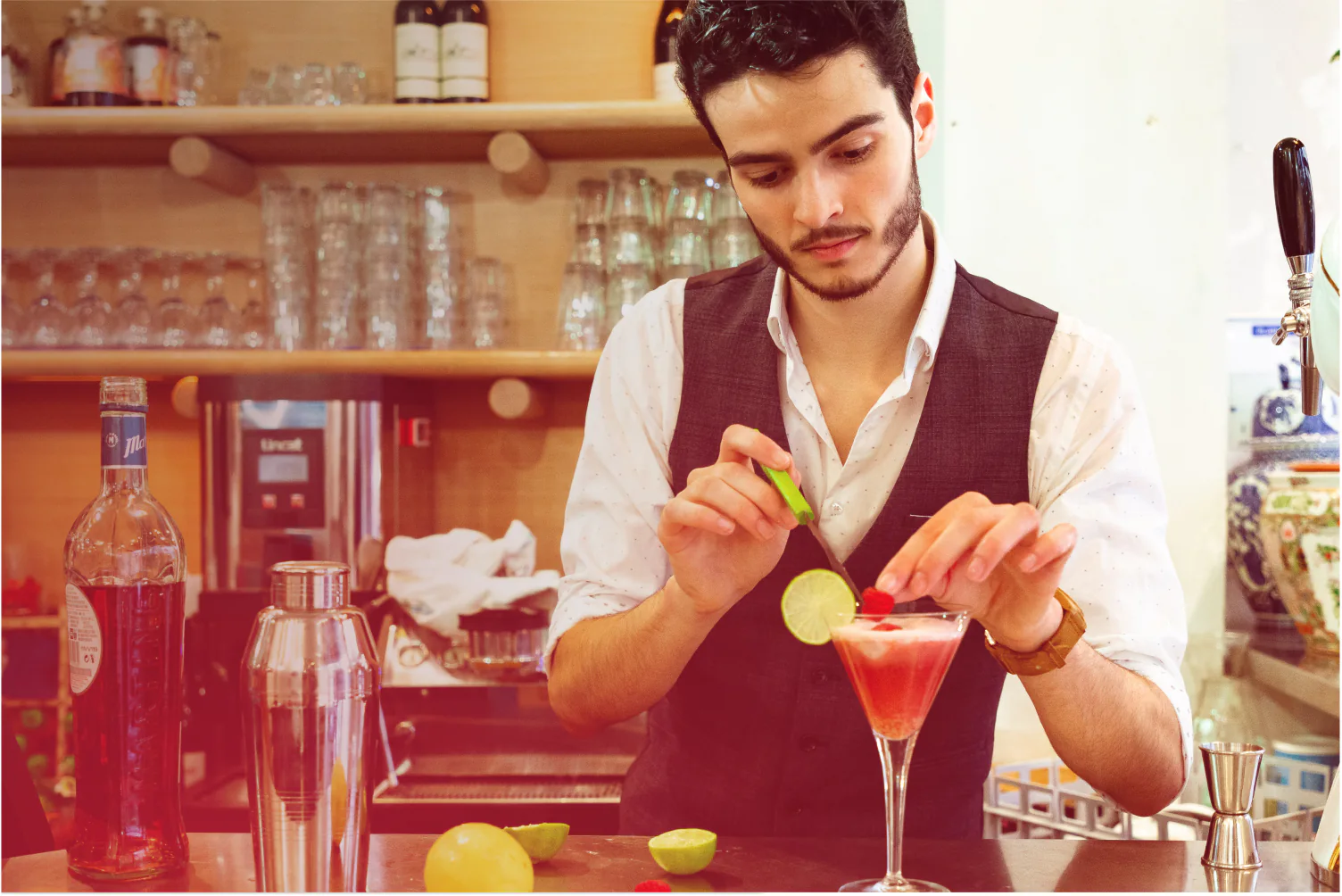 Commis de bar : fiche de poste et offres de missions | Brigad